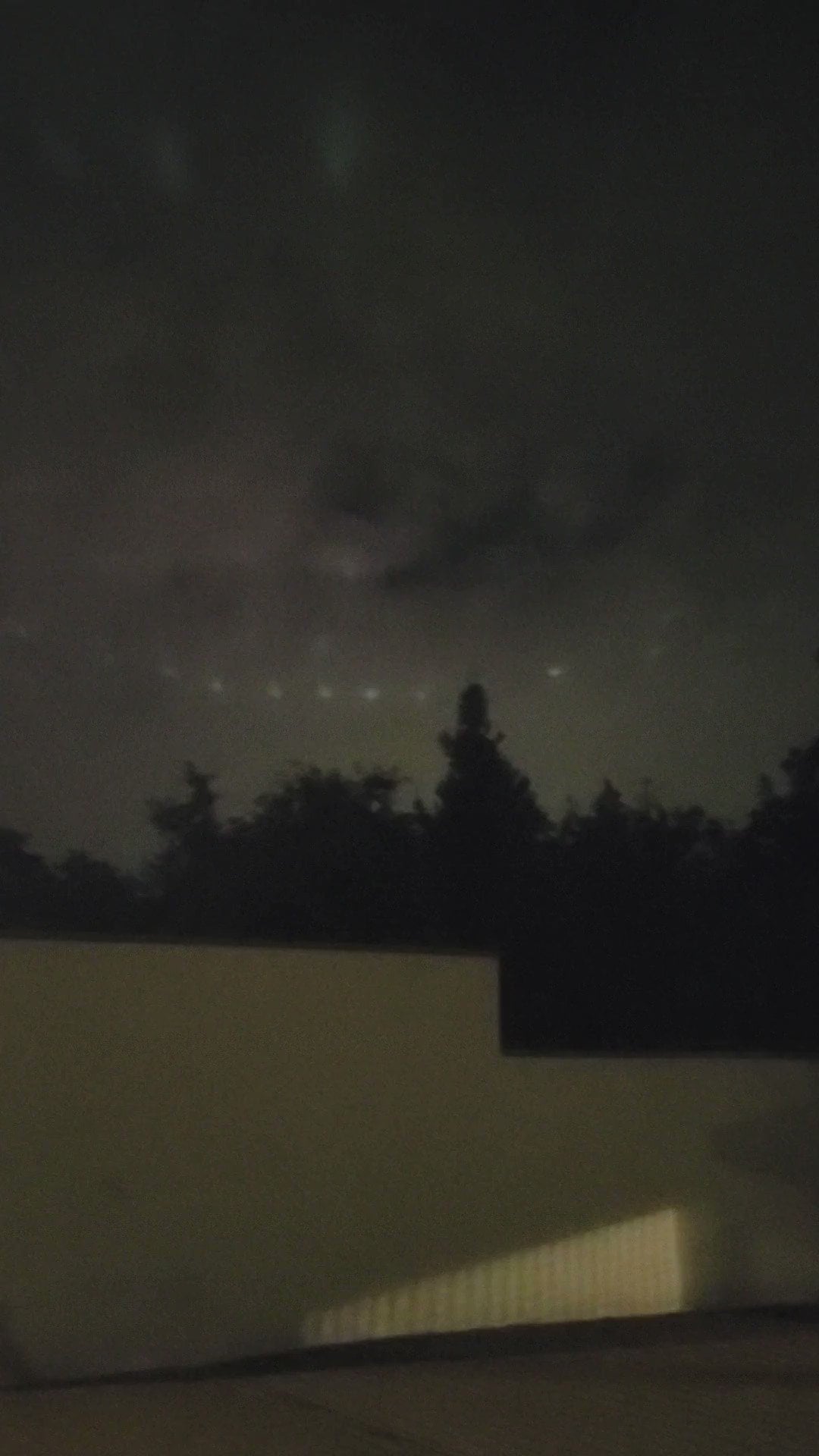 Mysterious Circular Craft with Oscillating Lights: Starlink or ...