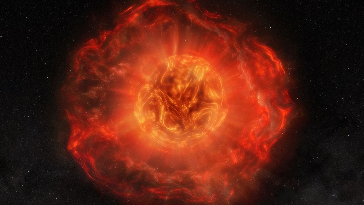 Right before exploding, this star puffed out a sun's worth of mass ...