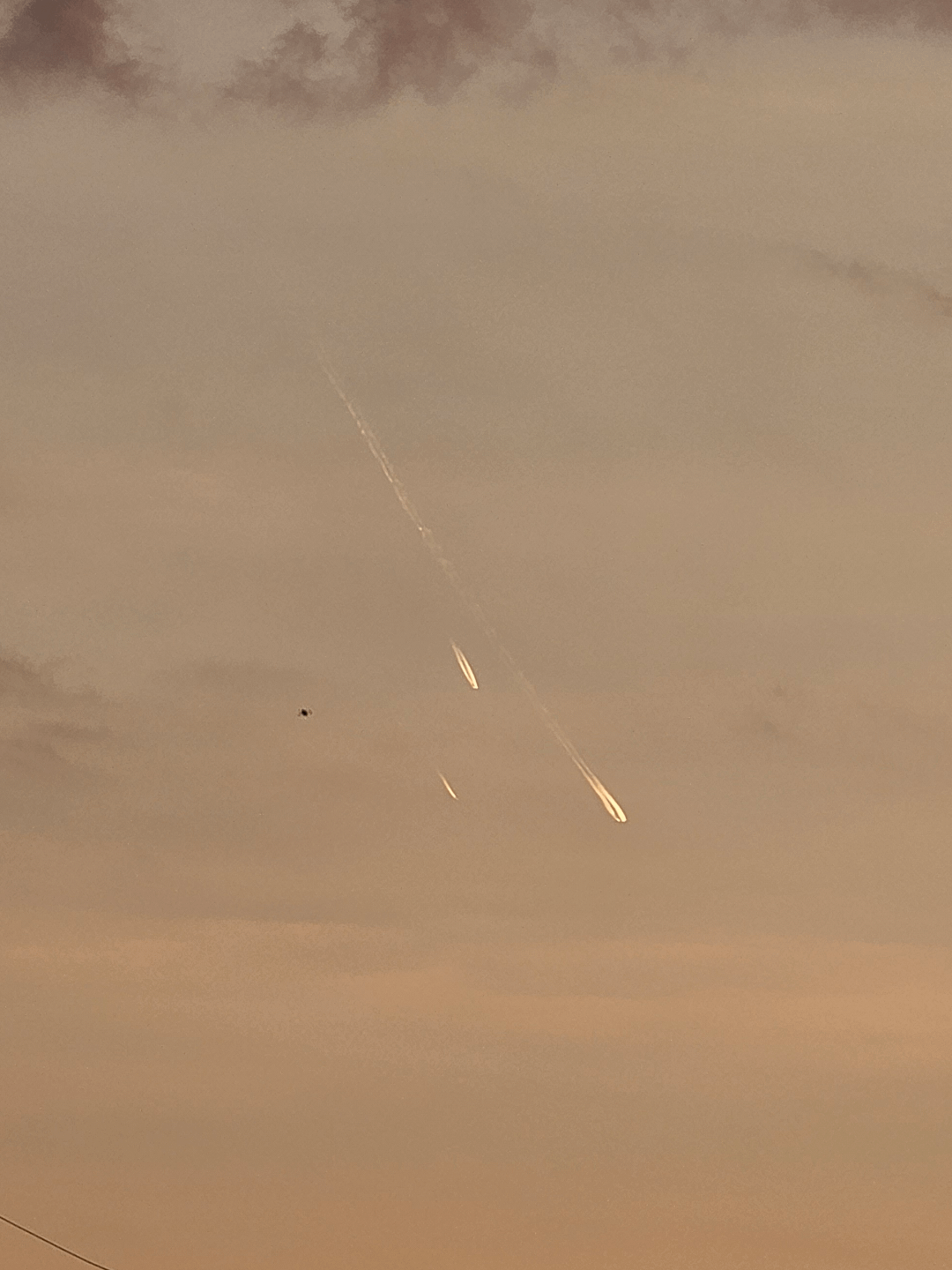 Weird "meteor like" things in the sky that didn't move. - UFO FEED