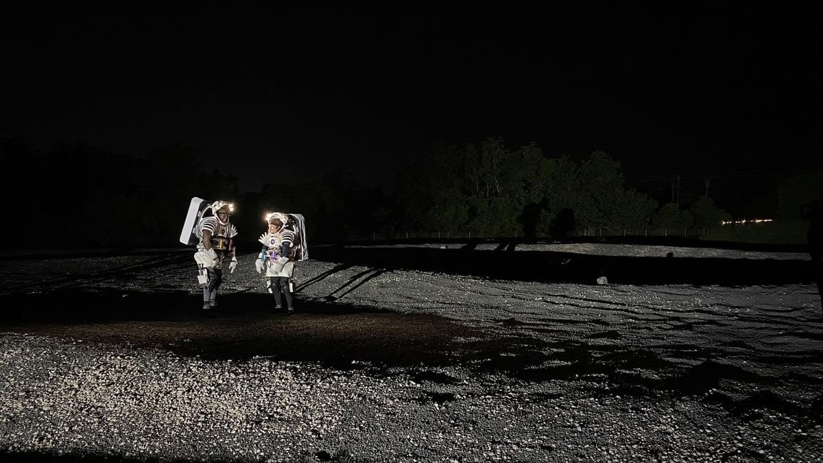 NASA astronaut walks on the 'moon' to get ready for Artemis landings ...