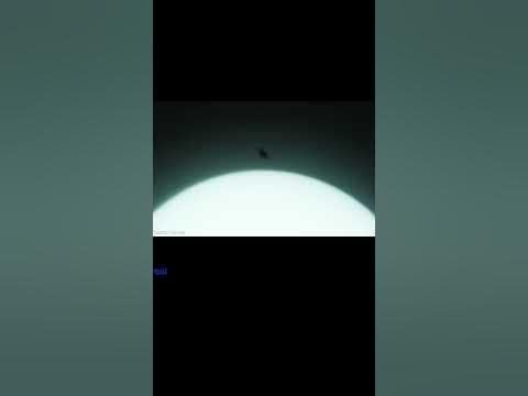 TR3B – Black triangle craft flying around the sun – UFO FEED