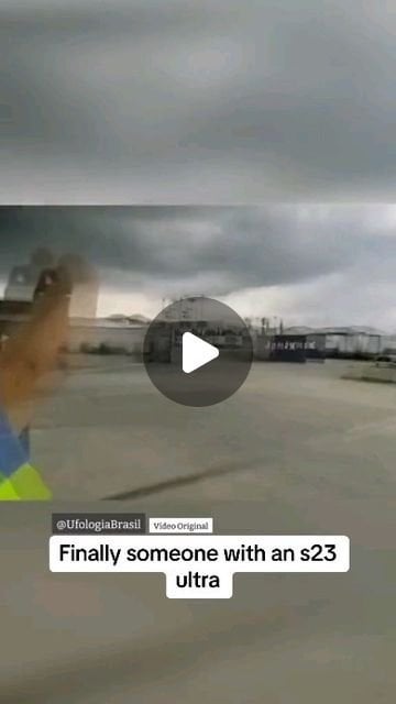 Pretty crazy UAP spotted in Brazil, zoomed up with an S23 Ultra. If ...