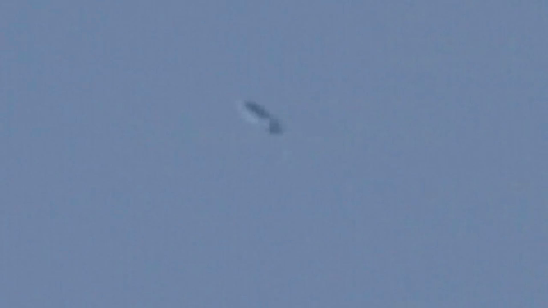 Man films a tic tac (pill) shaped object as it appears and disappears ...