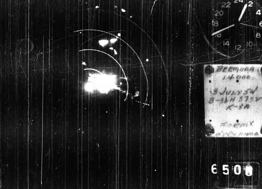 1954 radar clip from Project Blue book showing 7 UAP in star formation ...
