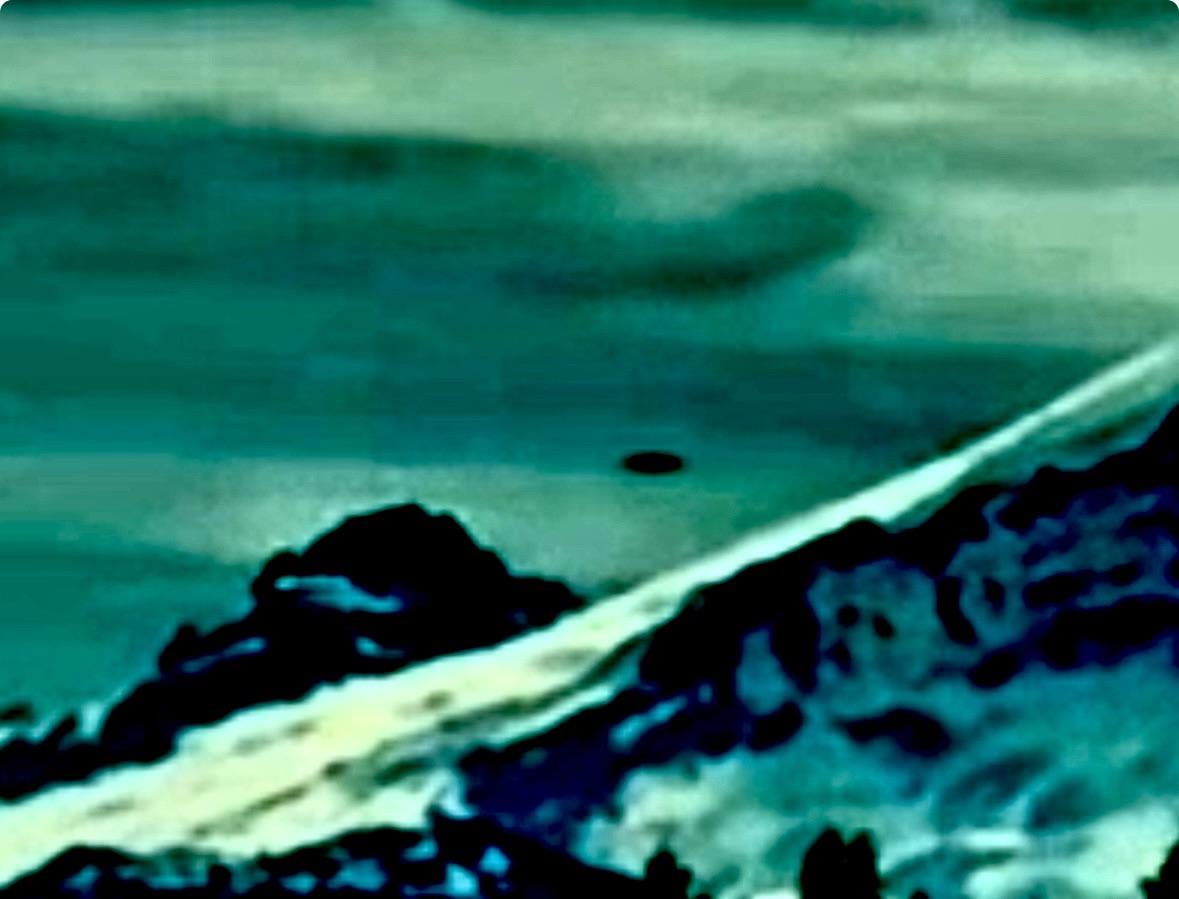 Mt. Rainier High Speed UAP (pics & video attached) - UFO FEED