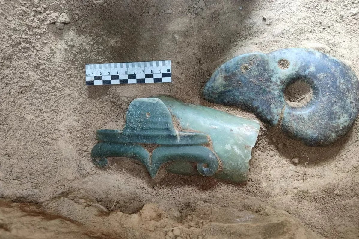 The largest jade dragon of the Hongshan culture is found. Three jade ...
