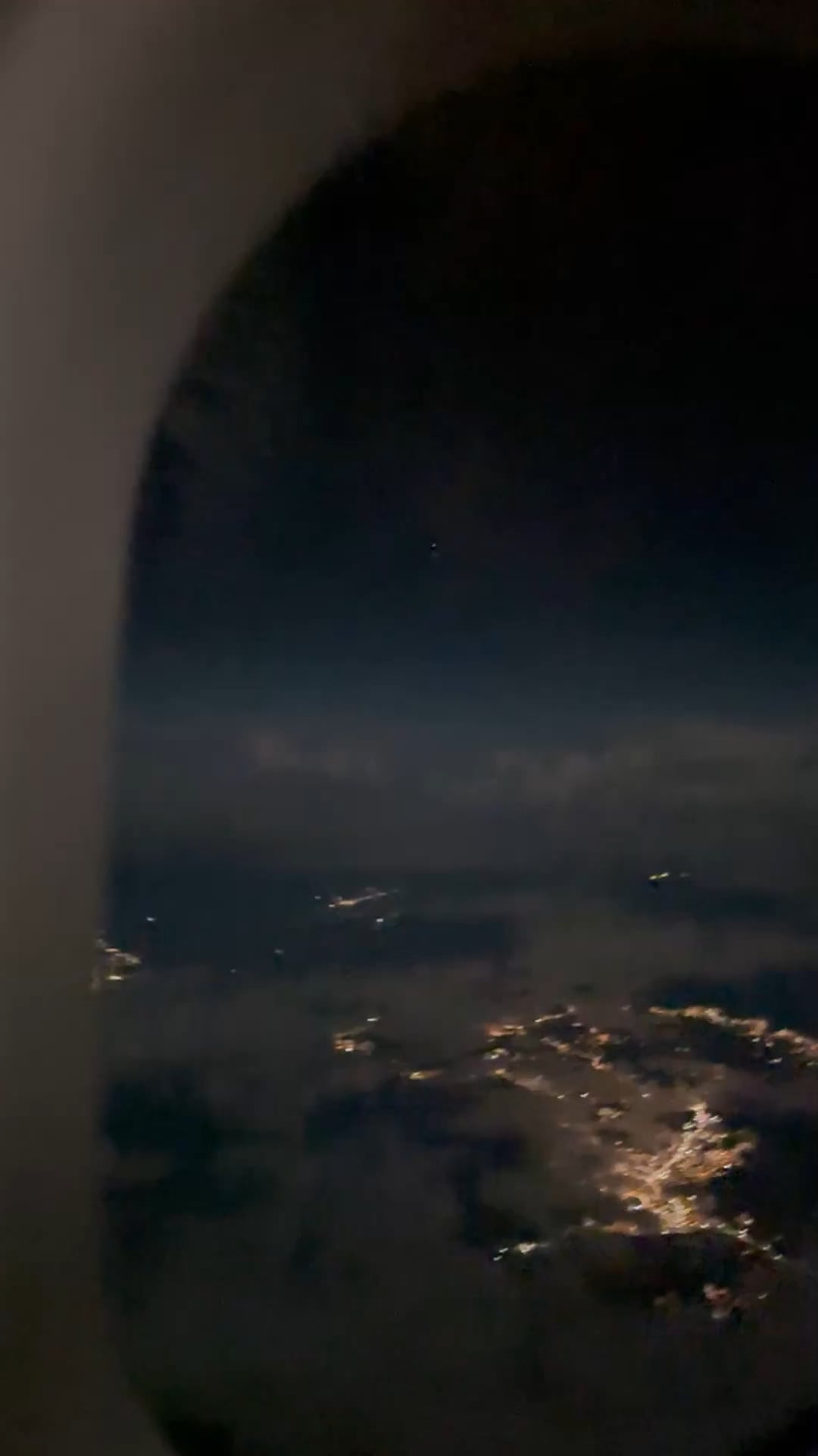A curious phenomenon in the sky captured from an airplane – UFO FEED