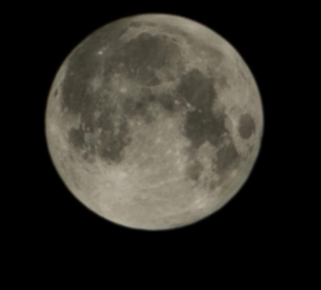 Moon Friday morning compared to Saturday. First time noticing slight ...