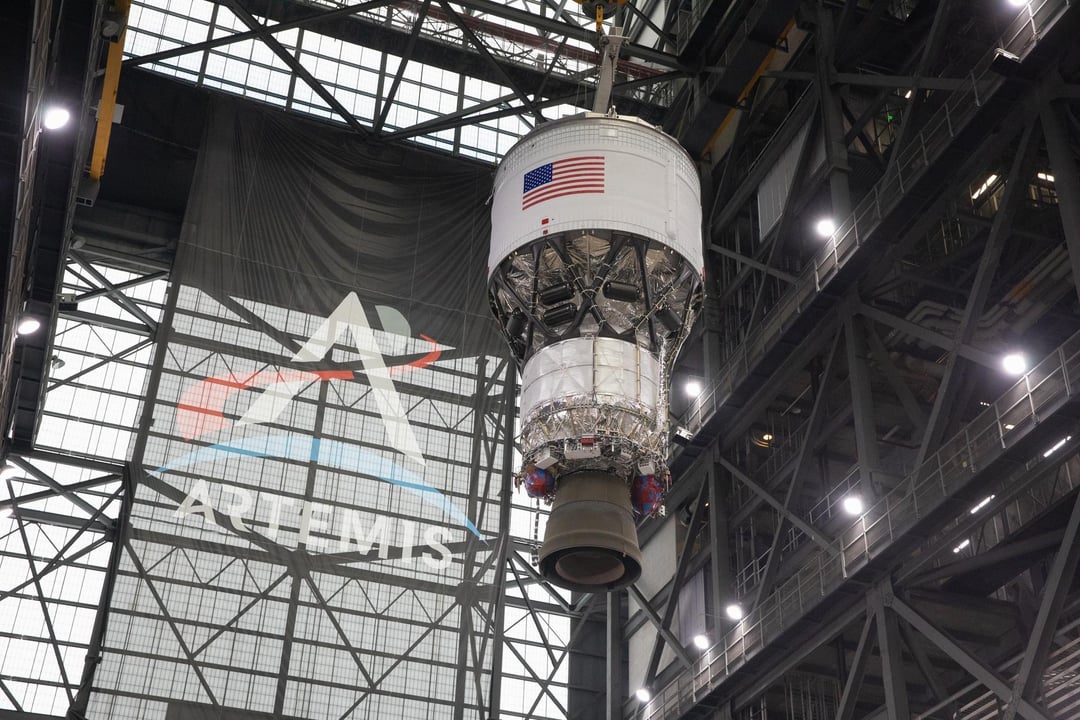 Artemis II Interim Cryogenic Propulsion Stage being stacked on SLS this ...