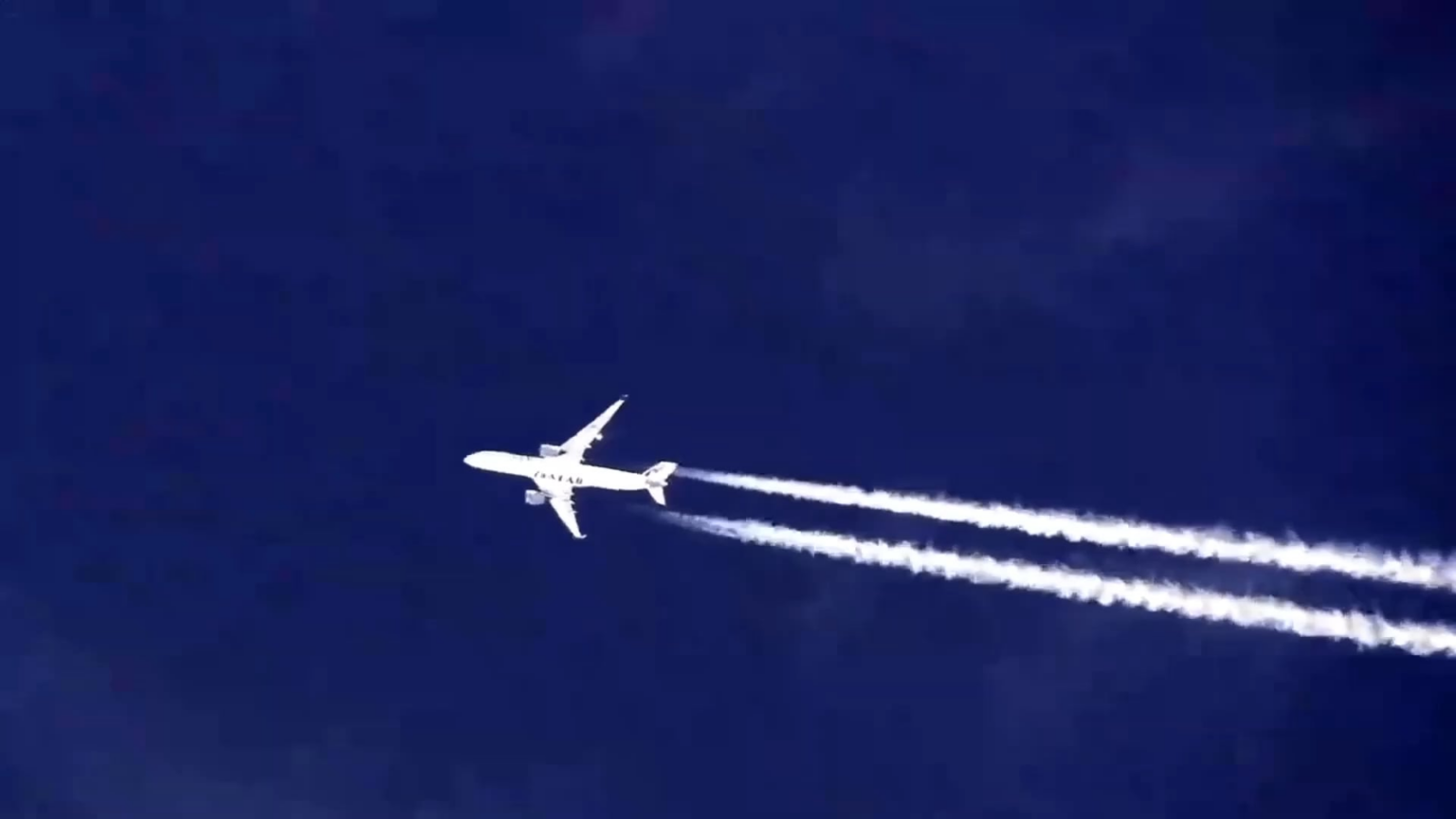 Small fast moving orb seen overtaking a plane above Poland - UFO FEED