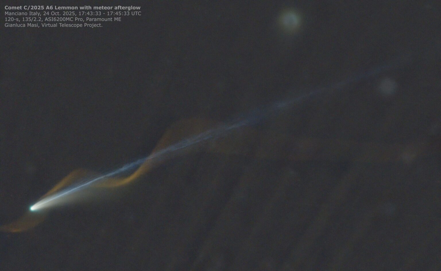 Epic photo of comet Lemmon with meteor red afterglow creating wavy ...