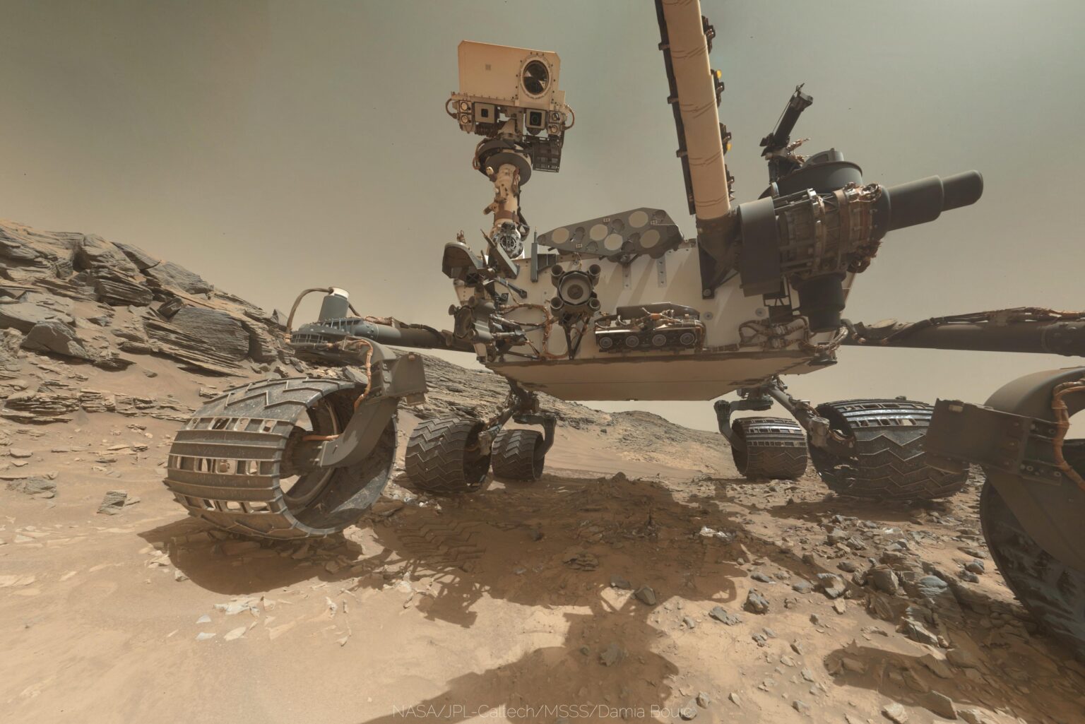 Curiosity’s iconic pose on Mars, Sol 1065. - UFO FEED