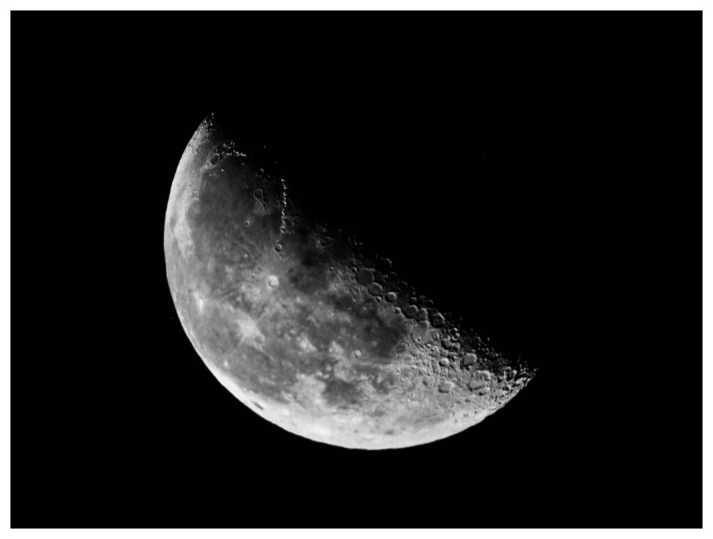 Captured the moon with FujiFilm X-E5 & JINTU 420–800mm lens. - UFO FEED