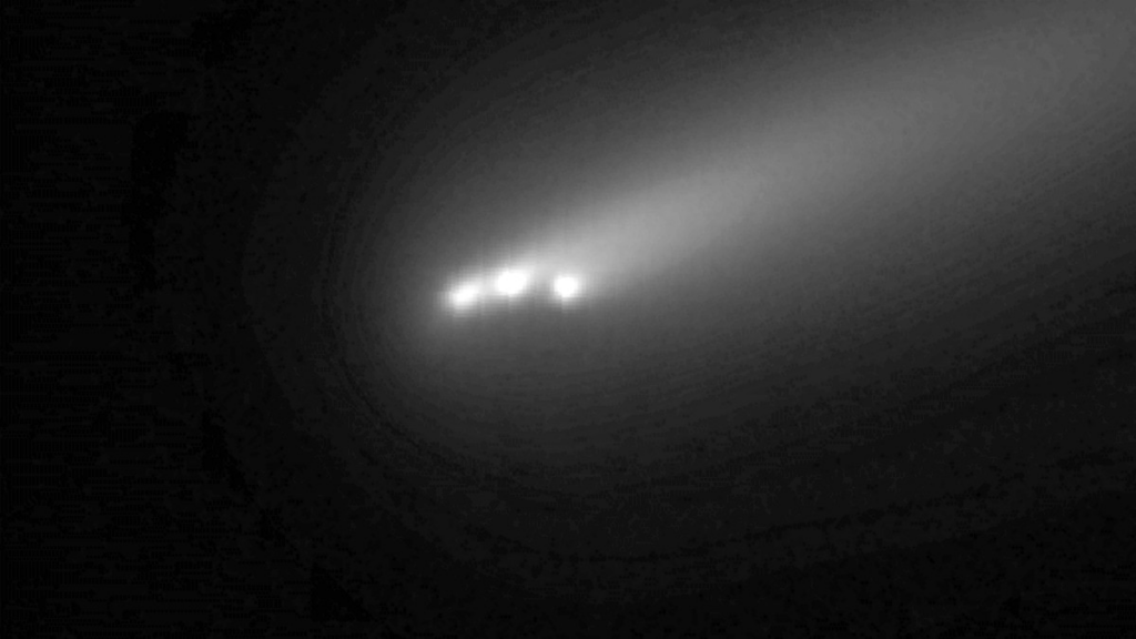 comet atlas breaking apart 2025 three bright fragments november - UFO FEED