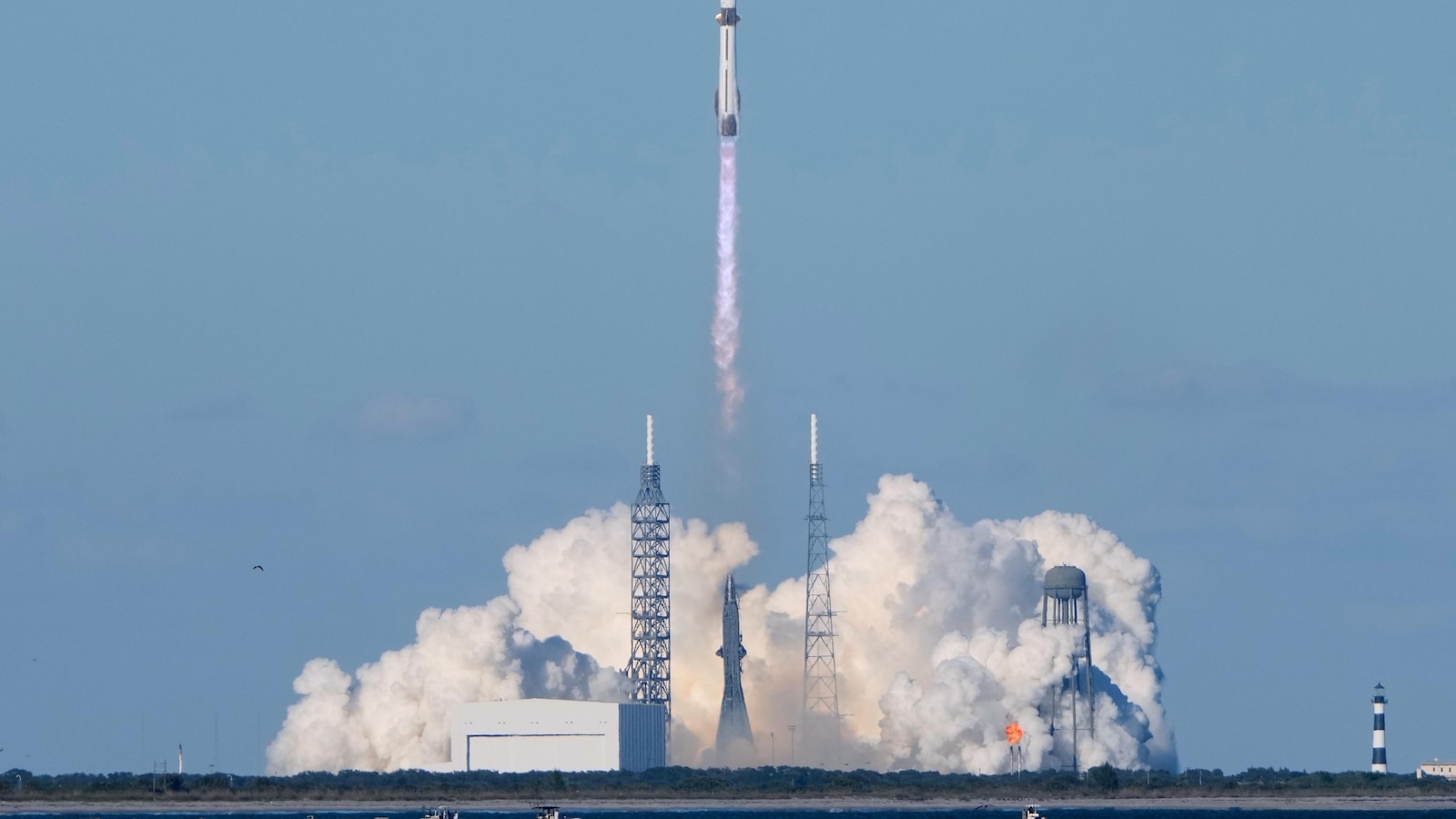 Blue Origin launches huge rocket carrying twin NASA spacecraft to Mars ...