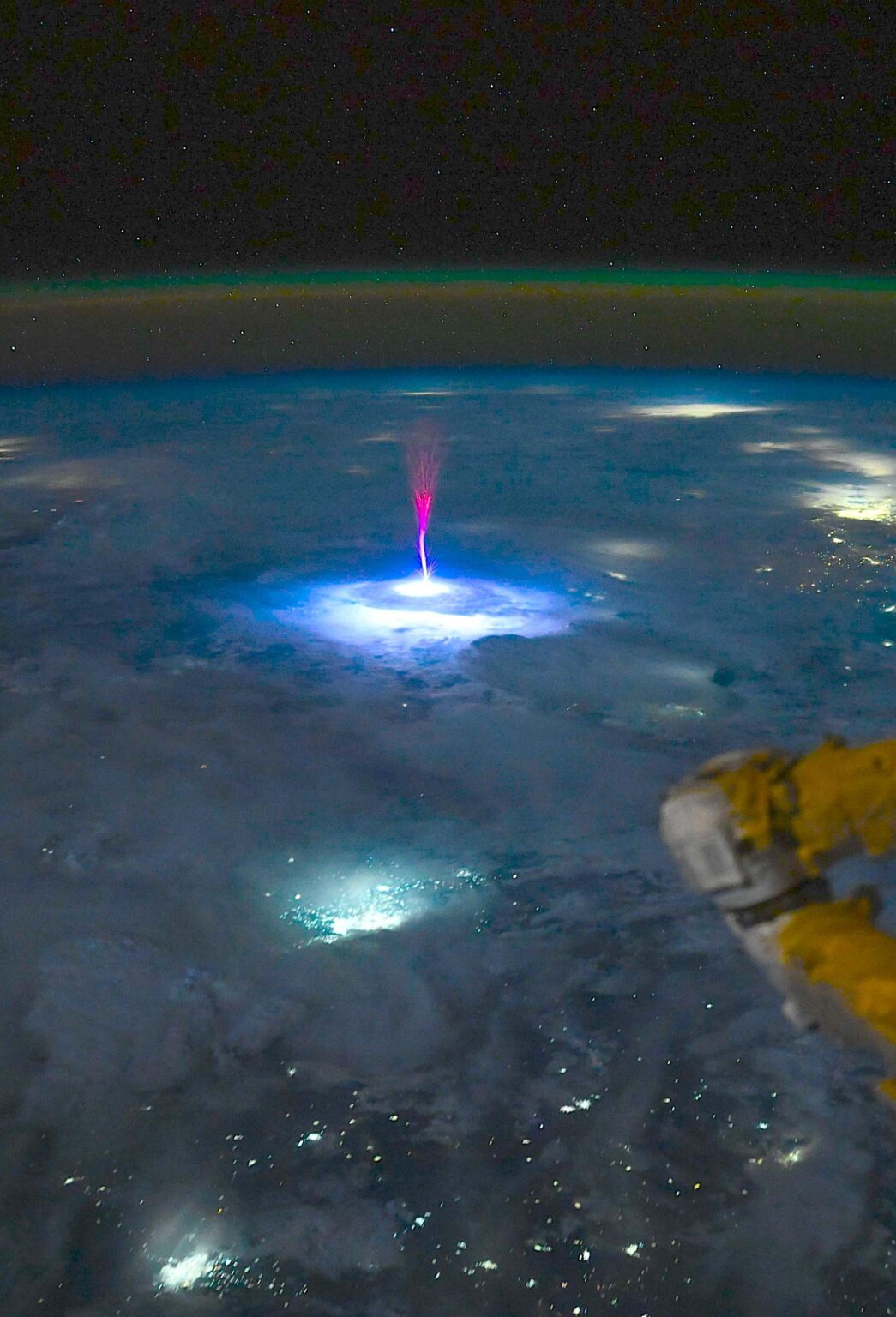 NASA Astronaut on ISS caught this sprite over Mexico and the U.S., this ...