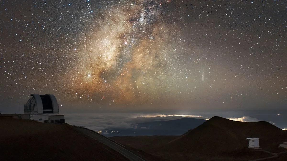 Comet Lemmon and Milky Way spotted over Hawaii - UFO FEED