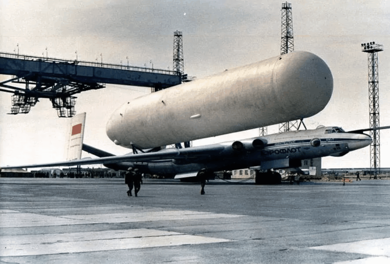 A 3M-T Atlant aircraft transports the hydrogen tank of the Energia ...